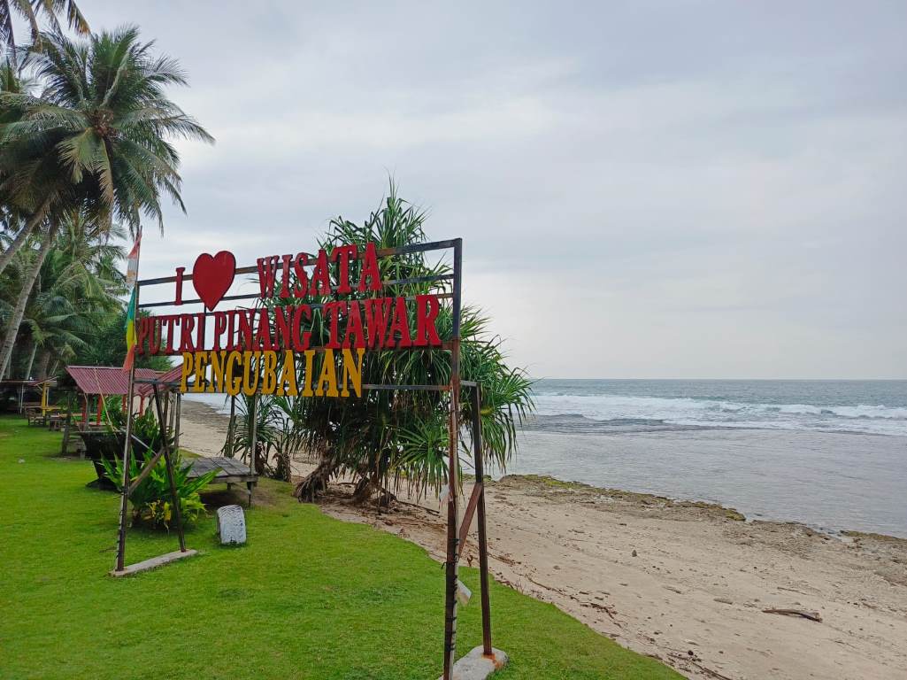 Pantai Putri Pinang Tawar dengan Bentangan Pasir Putih dan Terumbu ...