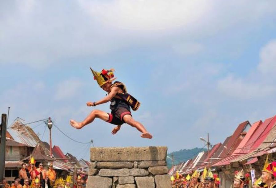 Fahombo, Tradisi Lompat Batu yang Menjadi Simbol Kedewasaan di Nias Selatan