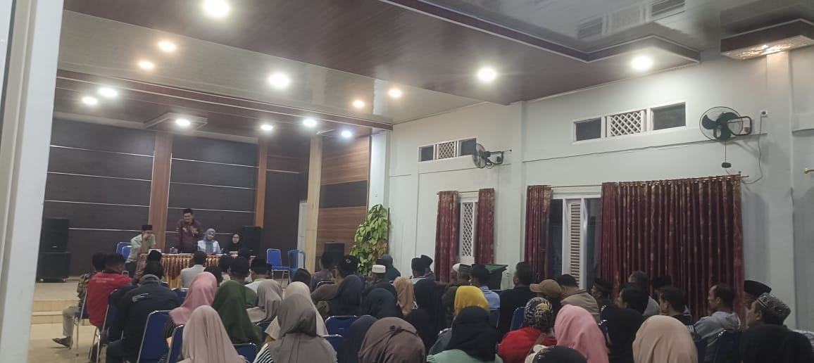 Pasca Kades Ditahan, Warga Kumpul di Balai Desa