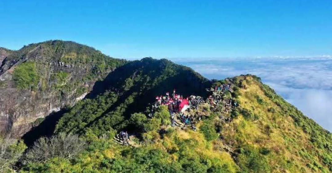 Profil Gunung Latimojong Sang Pemilik Puncak Tertinggi di Pulau Sulawesi